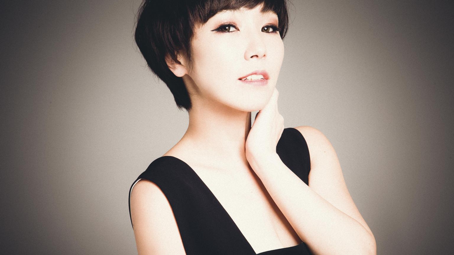 AZU - Profile - SHOWROOM